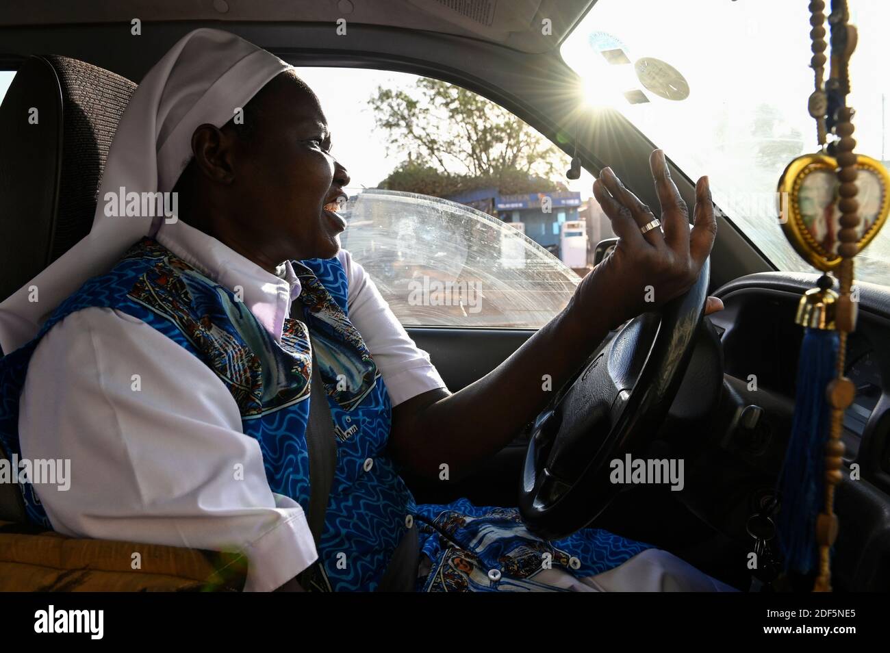 MALI, Bamako, nun driving car / MALI, Bamako, Nonne faehrt Auto Stock ...