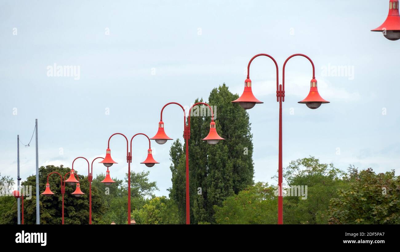 Red avenue hi-res stock photography and images - Alamy