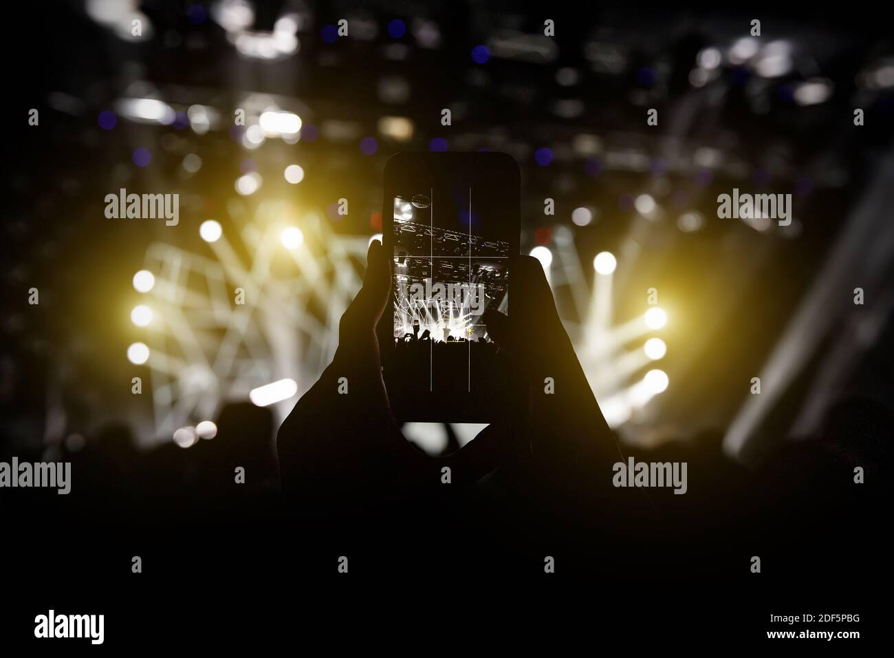 Iphone camera concert hi-res stock photography and images - Alamy