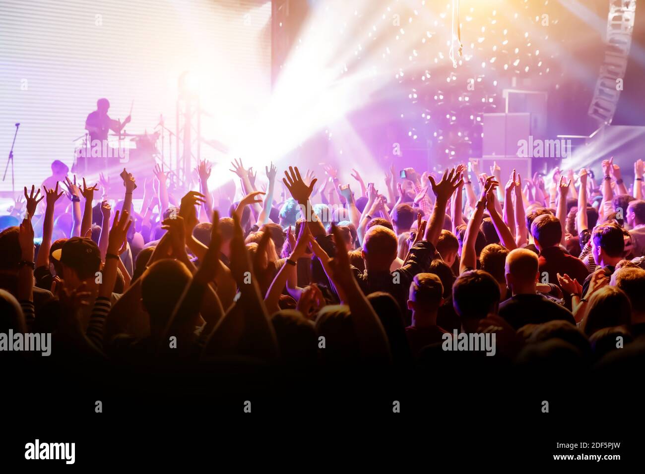 People in crowd swing arms hi-res stock photography and images - Alamy