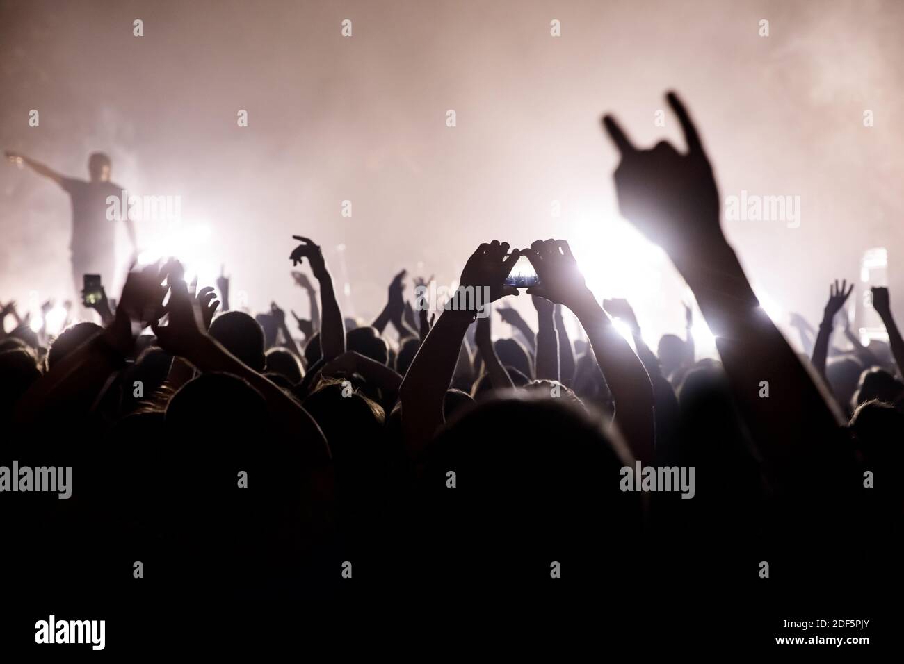 Crowd record hi-res stock photography and images - Alamy