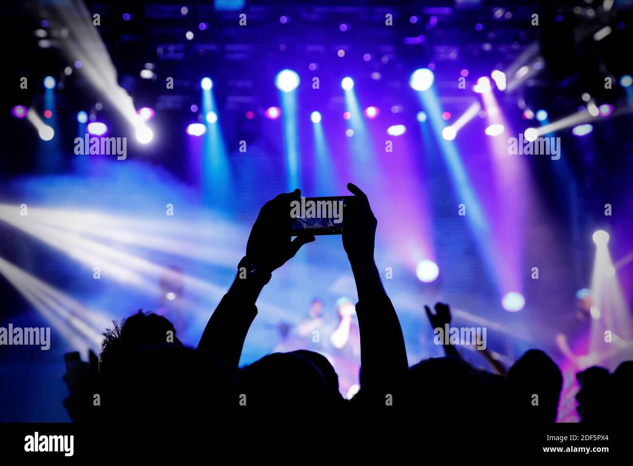 Concert crowd attending people silhouettes hi-res stock photography and ...