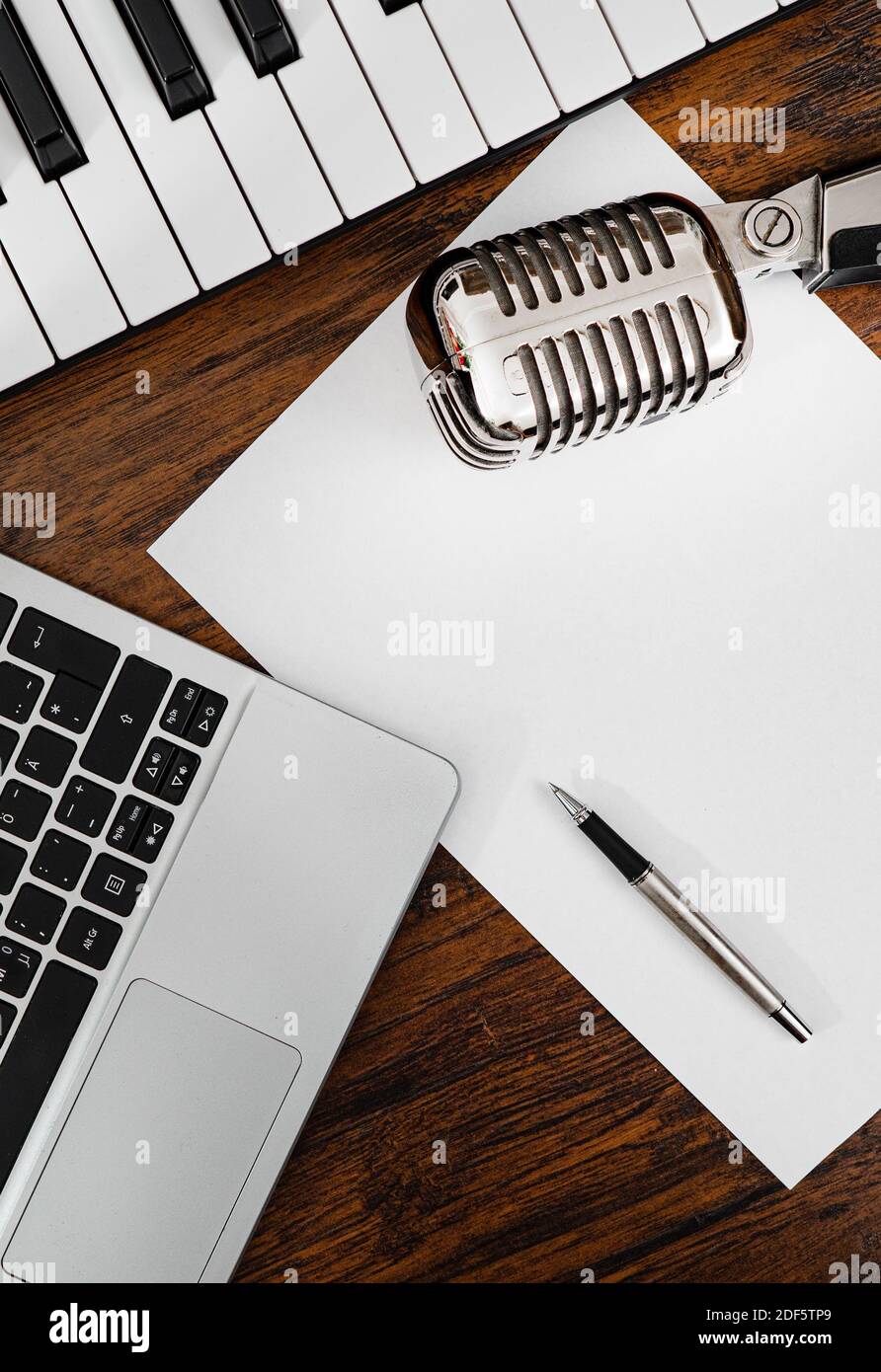 Podcast microphone pen paper hi-res stock photography and images - Alamy