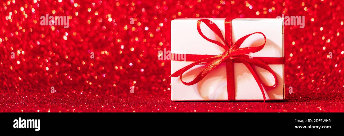 Gift boxes on red glittering background. Christmas concept, banner ...