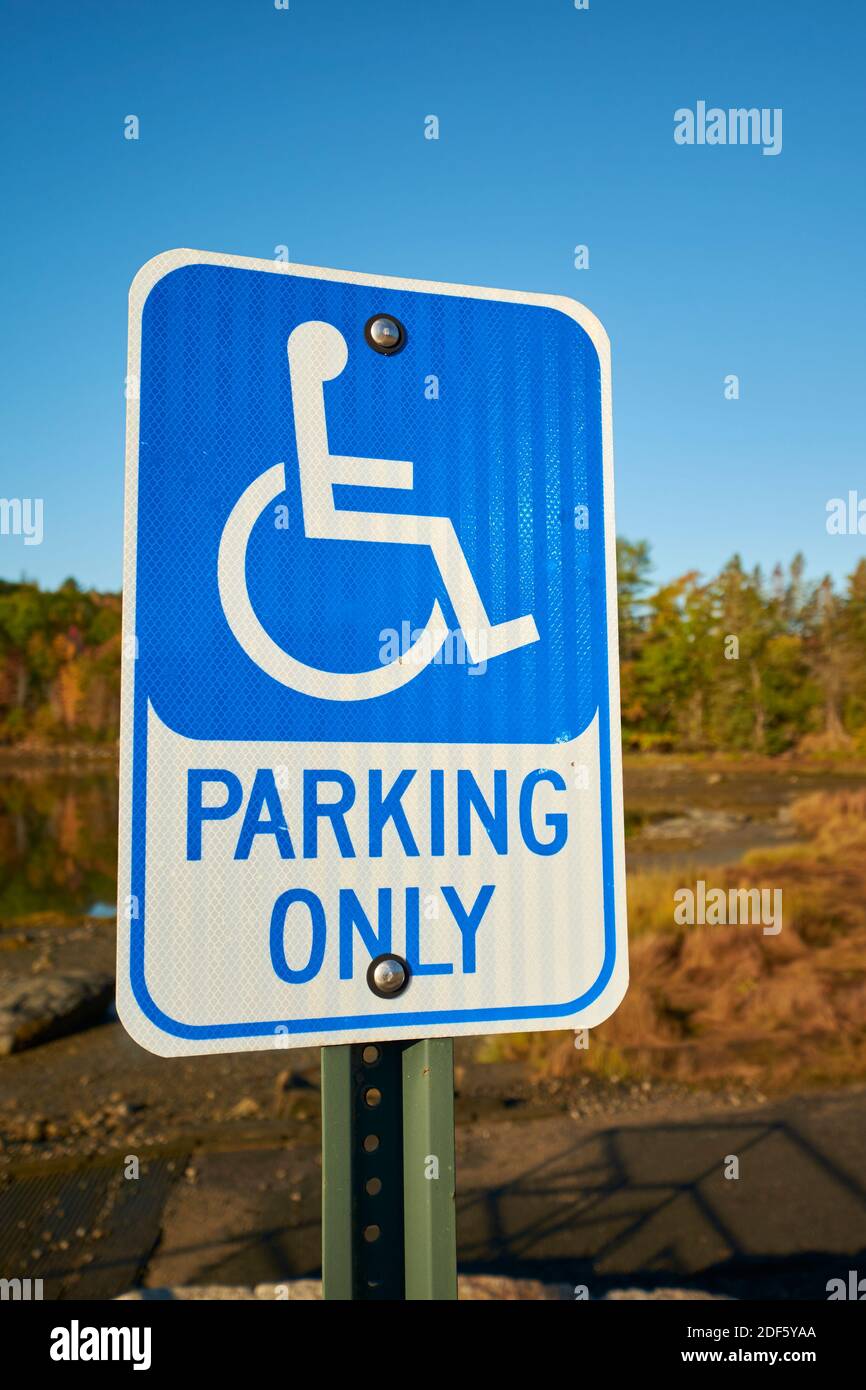 Handicap parking warning sign hi-res stock photography and images - Alamy