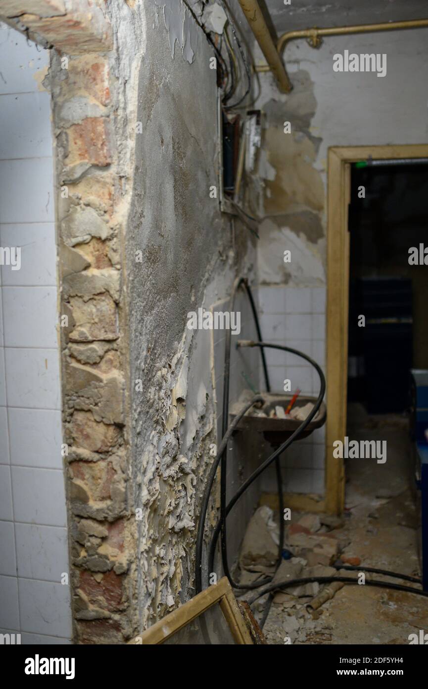 Ruined building with walls hi-res stock photography and images - Alamy
