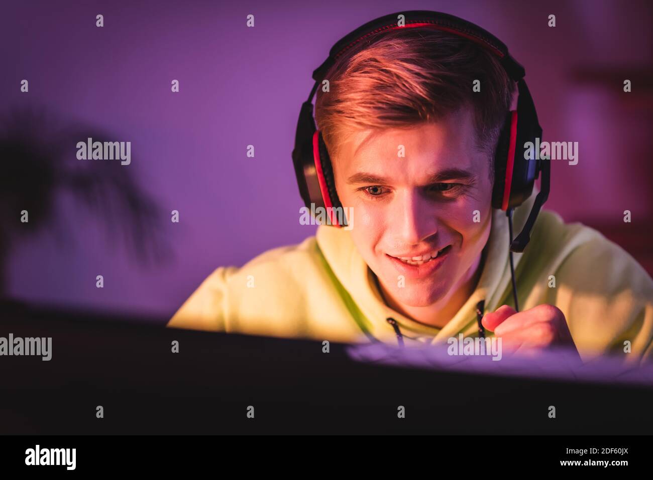 Computer monitor smiling face hi-res stock photography and images - Alamy