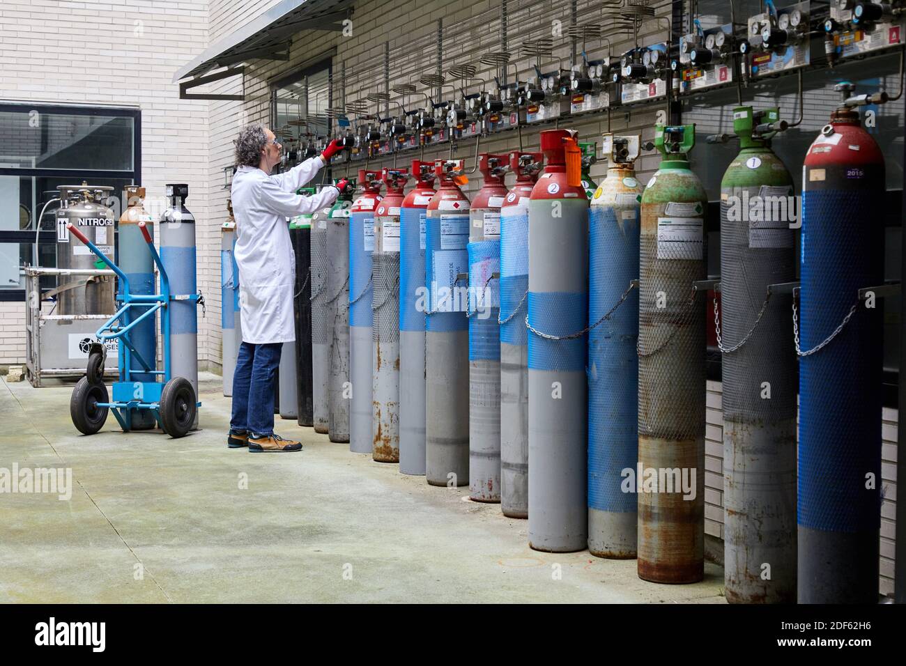 Gas Cylinders Gas Cylinder High Resolution Stock Photography and Images ...