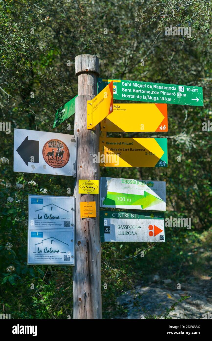 Trails signs hi-res stock photography and images - Alamy