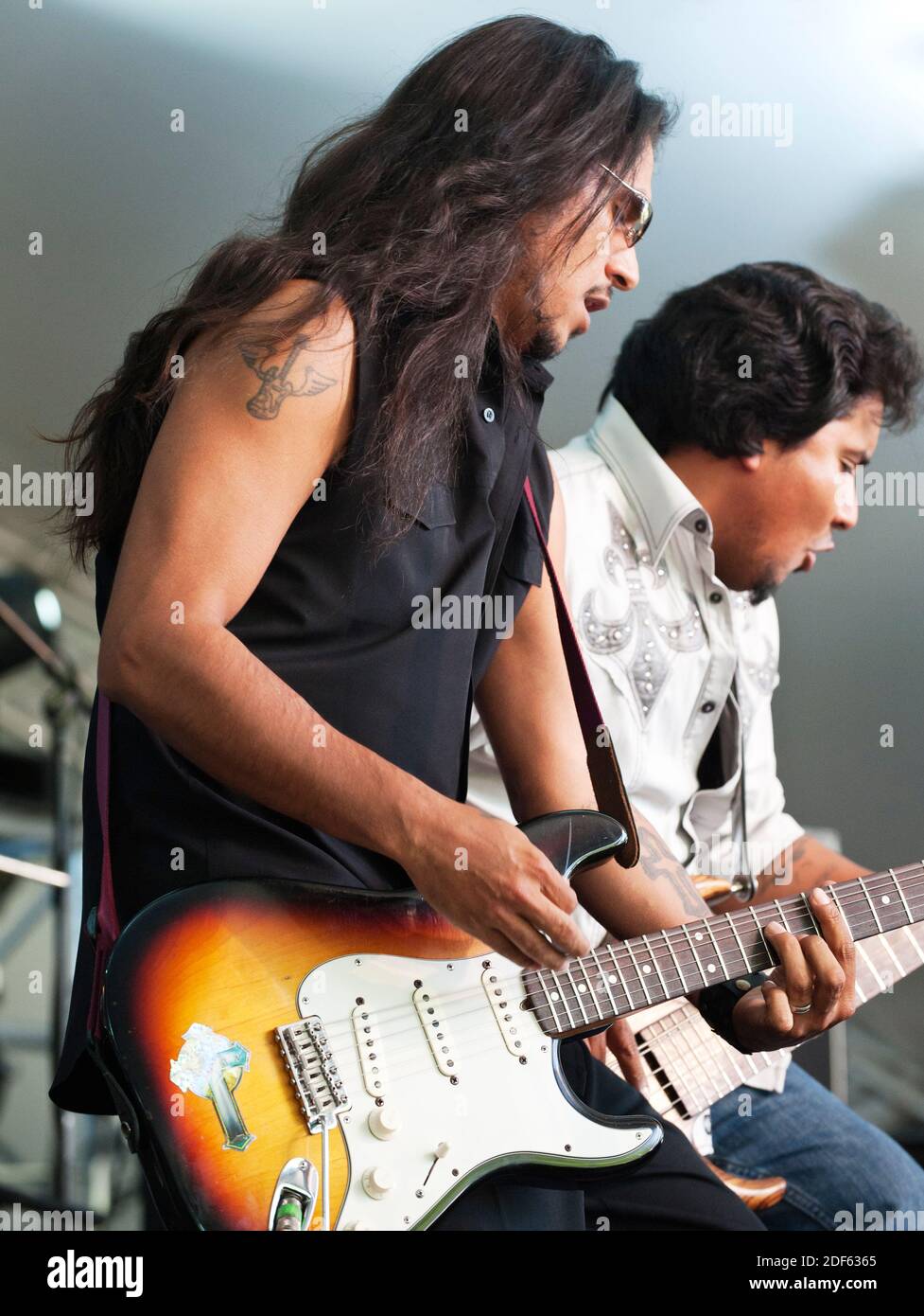 Henry Garza and JoJo Garza of Los Lonely Boys performing at the ...