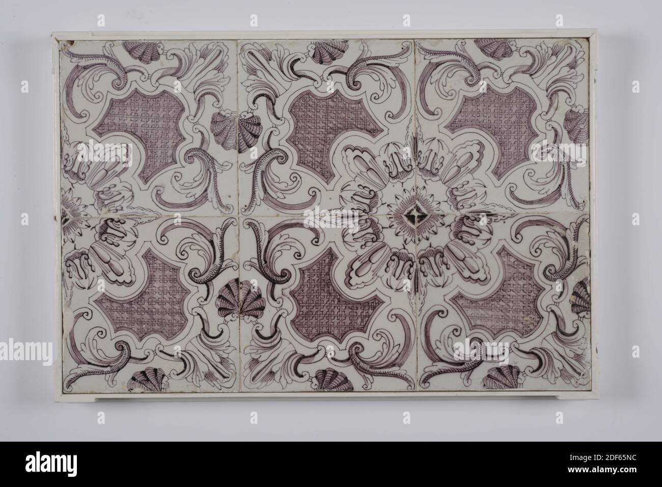 Half shell shaped figures hi-res stock photography and images - Alamy