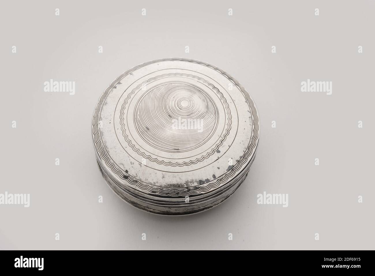 Silver round cachet box hi-res stock photography and images - Alamy