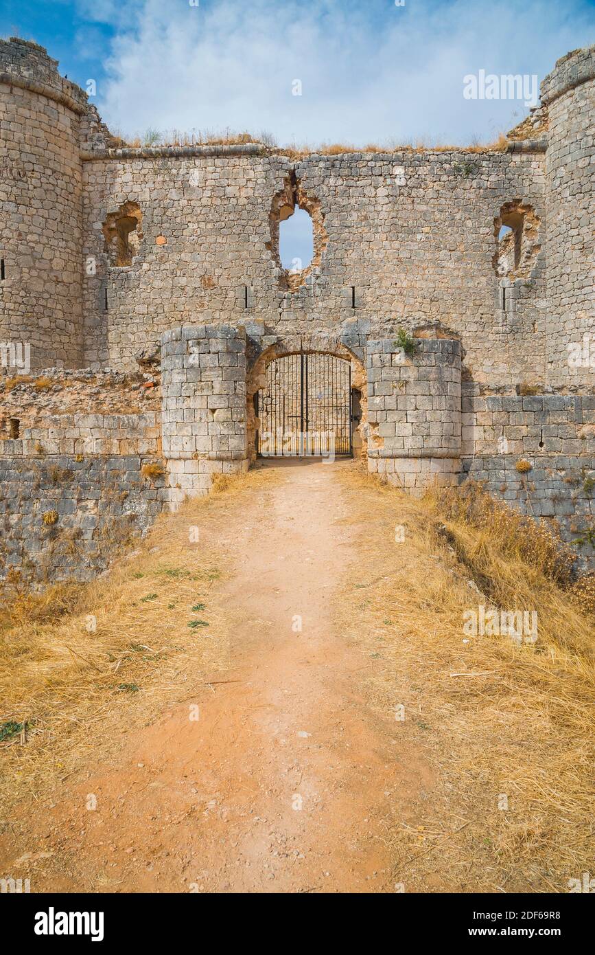 Medieval castle entrance hi-res stock photography and images - Alamy
