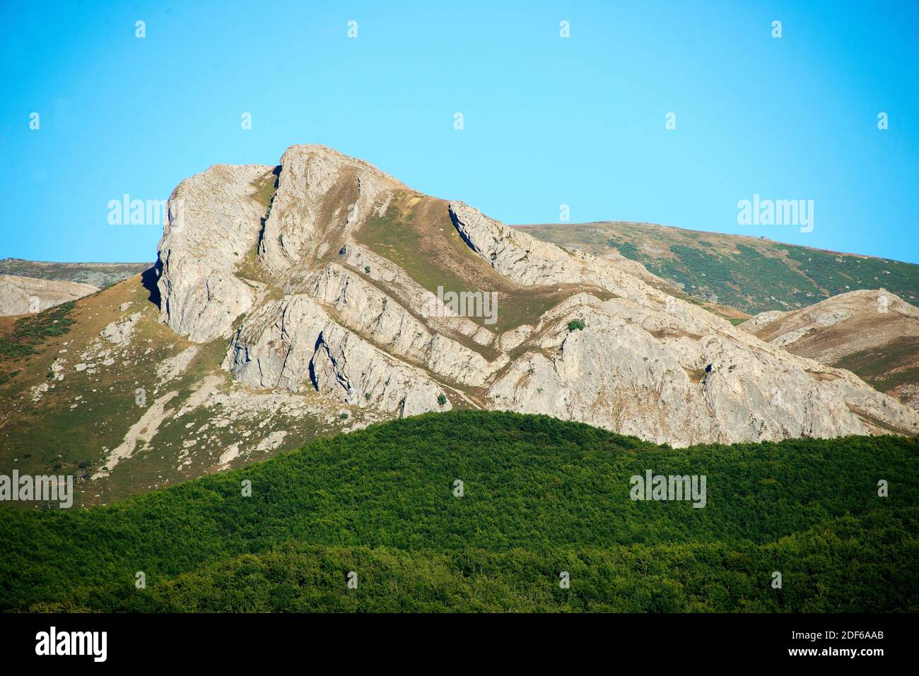 Syncline fold. Syncline is a fold with younger layers closer to de ...