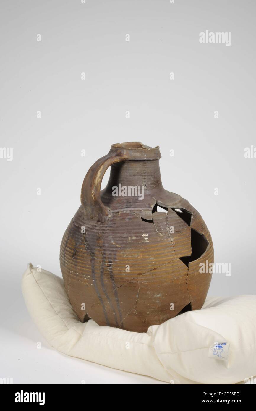 Anonymous, approx. 1400, stoneware, clay glaze, Global: 40 x 30cm 400 x ...