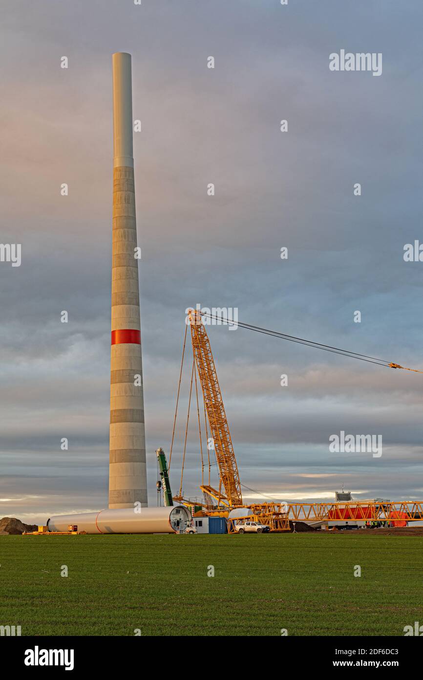 a new giant wind turbine in construction in Töttleben near Erfurt Stock ...