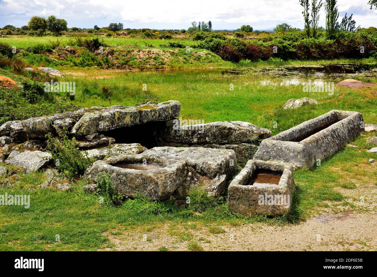 Well architecture hi-res stock photography and images - Alamy