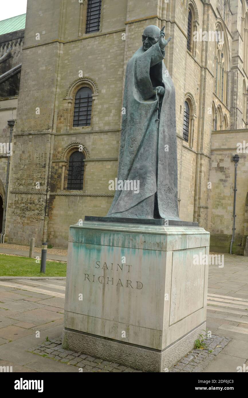 Chichester Cathedral Saint Richard Statue High Resolution Stock ...