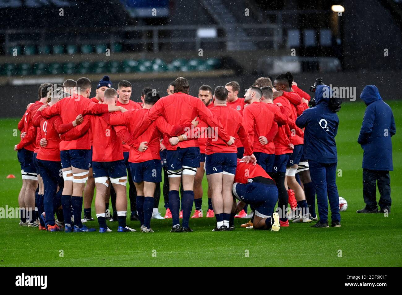England rugby team huddle hi-res stock photography and images - Alamy