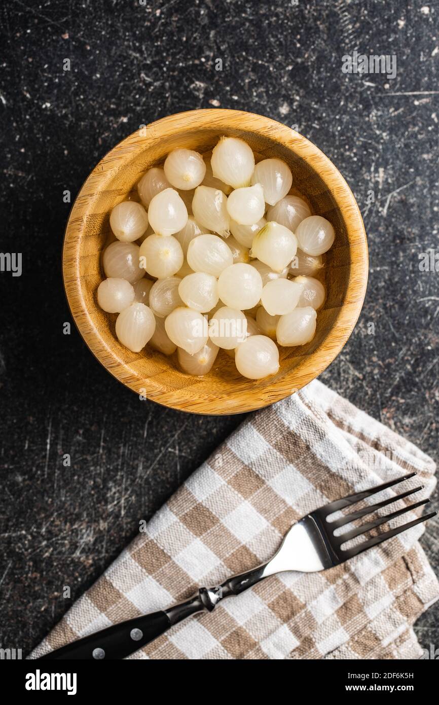 Pickled mini baby onions in wooden bowl. Top view Stock Photo - Alamy