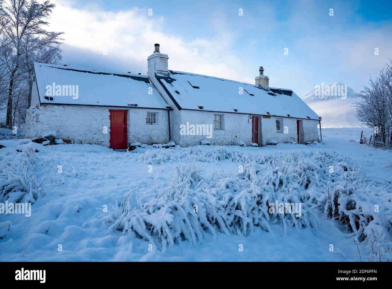 Cottage Snow Uk High Resolution Stock Photography and Images - Alamy