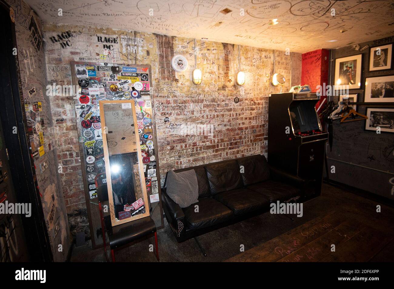 The Green Room in the 100 Club nightclub in London Stock Photo - Alamy