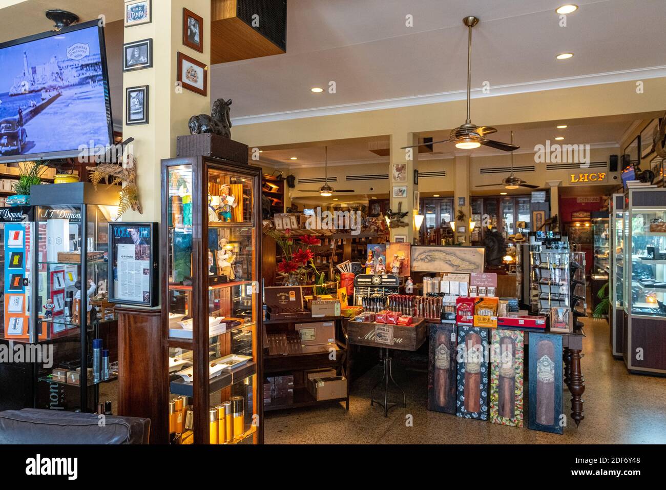Cigar store shop hi-res stock photography and images - Alamy