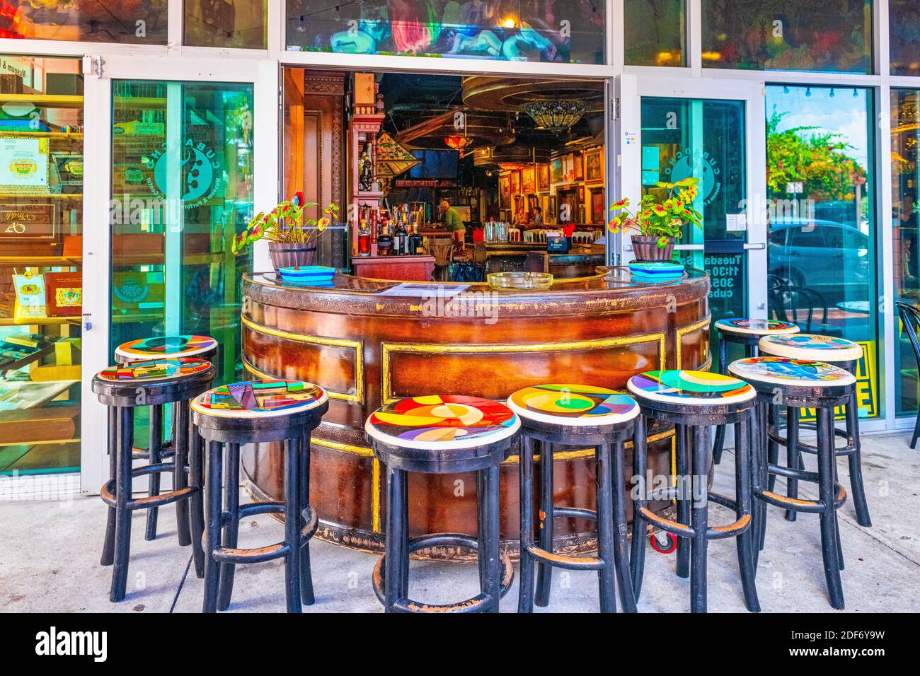 Ocho local hi-res stock photography and images - Alamy