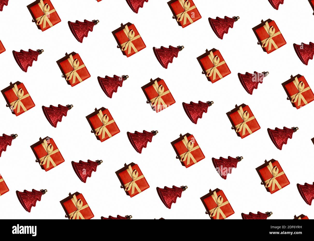 Seamless Christmas pattern from a red gift and a shining Christmas tree ...