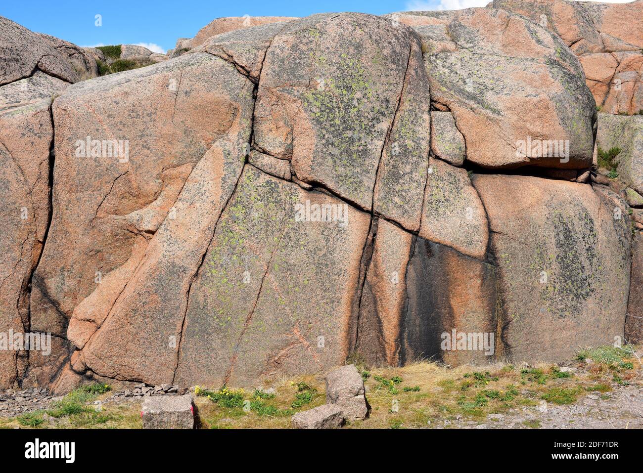 Rock with fractures hi-res stock photography and images - Alamy
