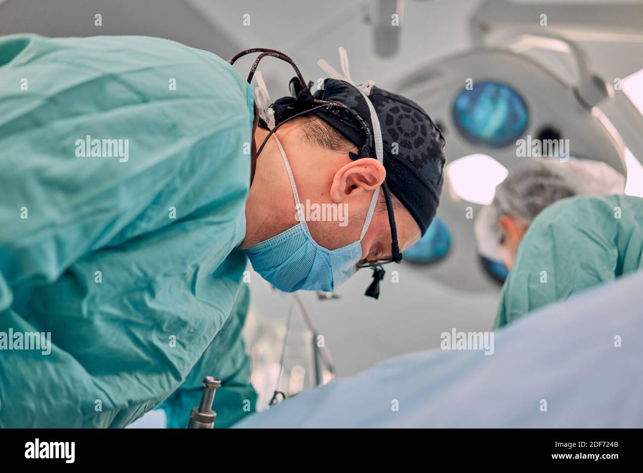 Surgeon Inserting Tube Into Patient During Surgery Stock Photo - Alamy