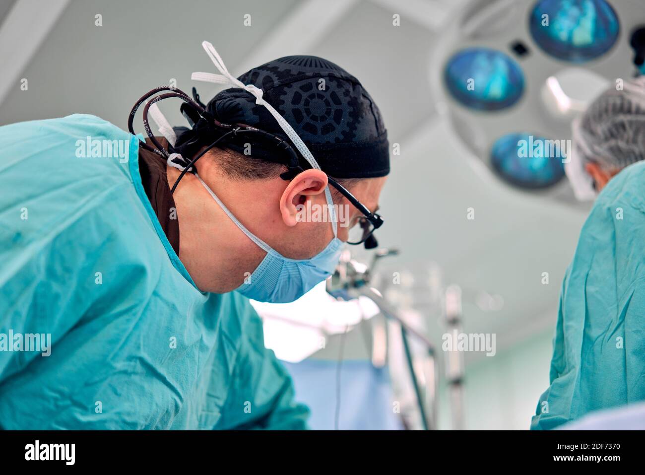 Surgeon Inserting Tube Into Patient During Surgery Stock Photo - Alamy