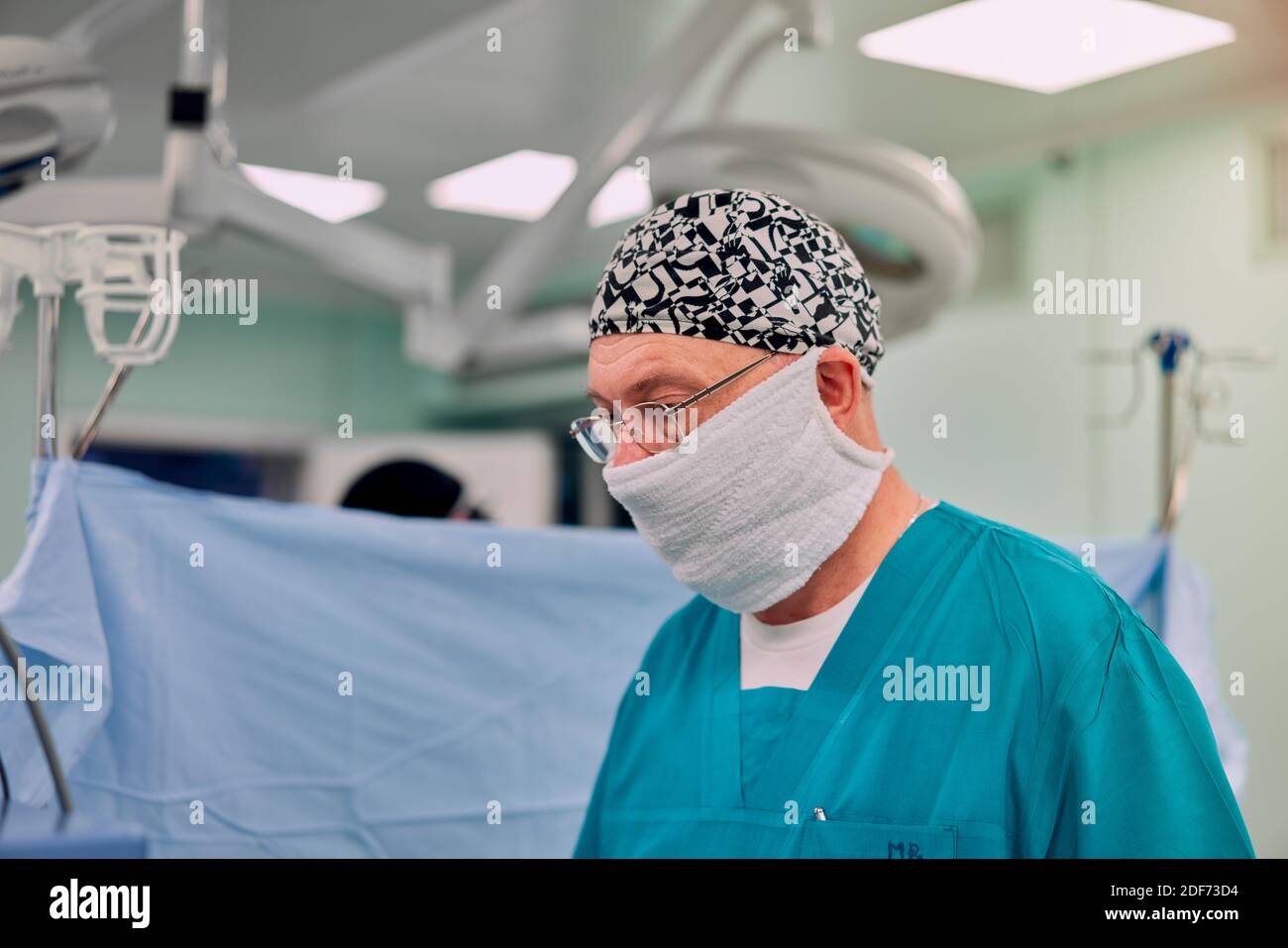 Surgeon Inserting Tube Into Patient During Surgery Stock Photo - Alamy