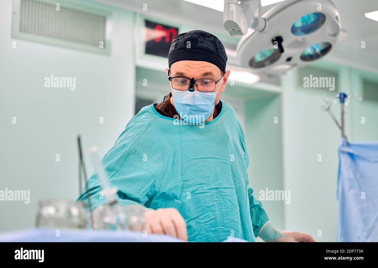 Surgeon Inserting Tube Into Patient During Surgery Stock Photo - Alamy