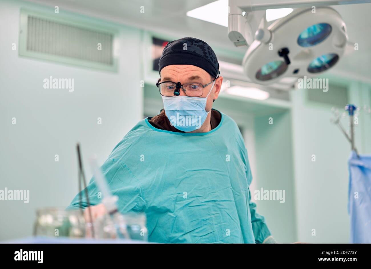 Surgeon Inserting Tube Into Patient During Surgery Stock Photo - Alamy