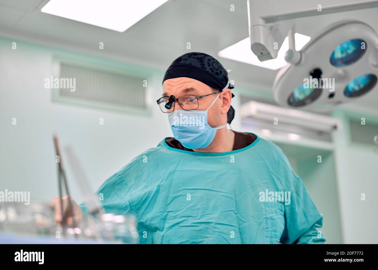 Surgeon Inserting Tube Into Patient During Surgery Stock Photo - Alamy