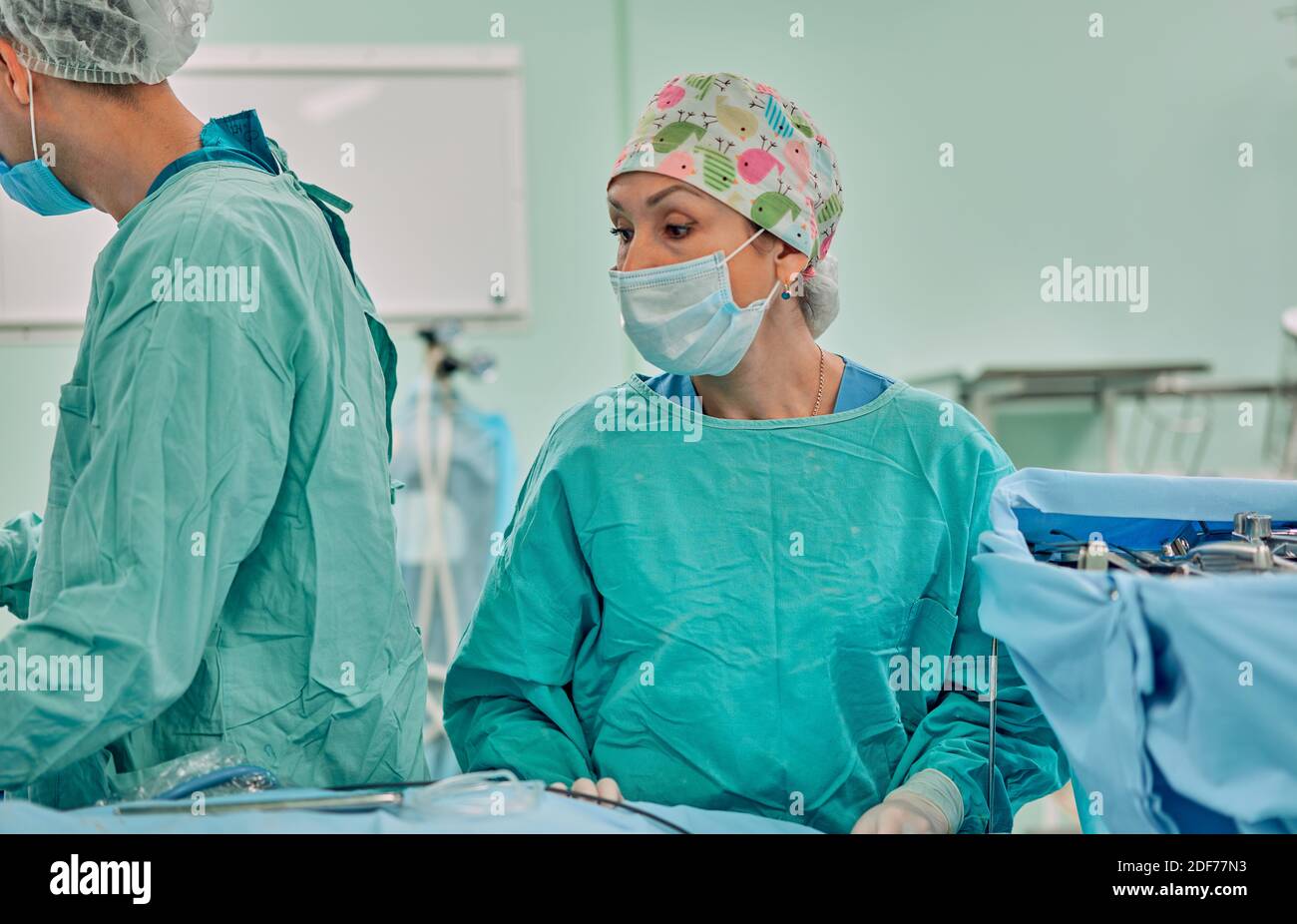 Surgeon Inserting Tube Into Patient During Surgery Stock Photo - Alamy