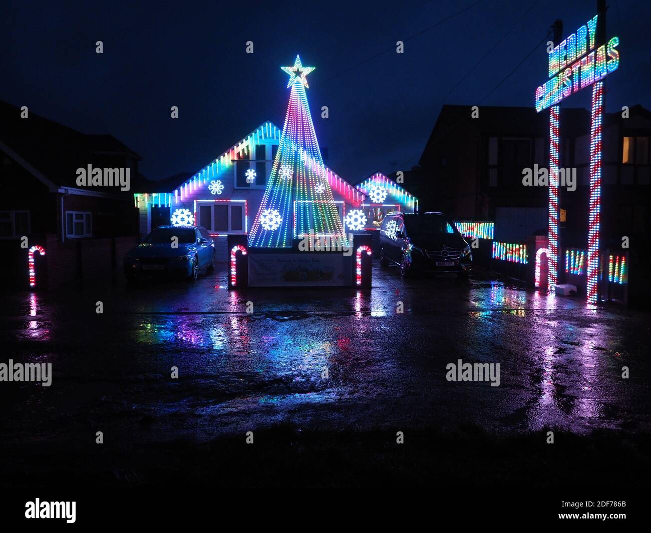 Warden Bay, Kent, UK. 3rd December, 2020. A stunning Christmas Lights ...