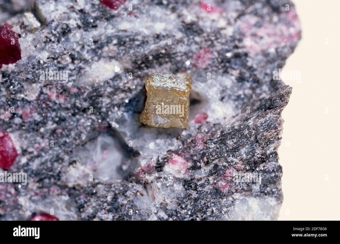 Diamond rock mineral hi-res stock photography and images - Alamy