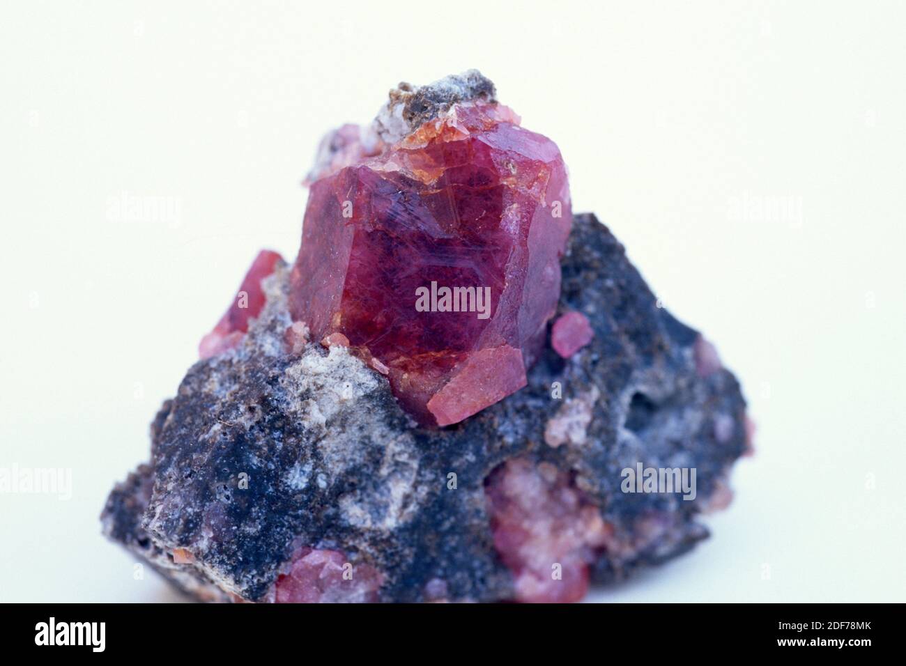 Garnet crystal hi-res stock photography and images - Alamy