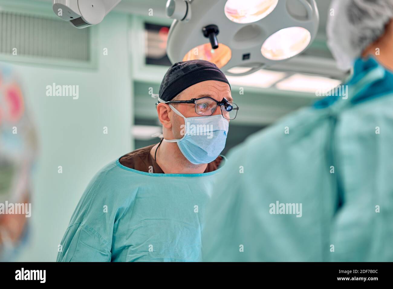 Surgeon Inserting Tube Into Patient During Surgery Stock Photo - Alamy