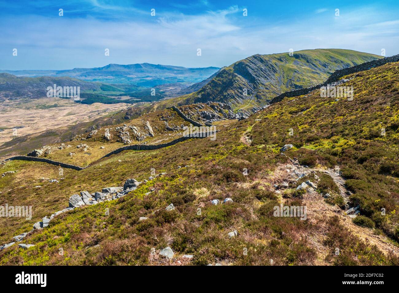 Mid range hi-res stock photography and images - Alamy