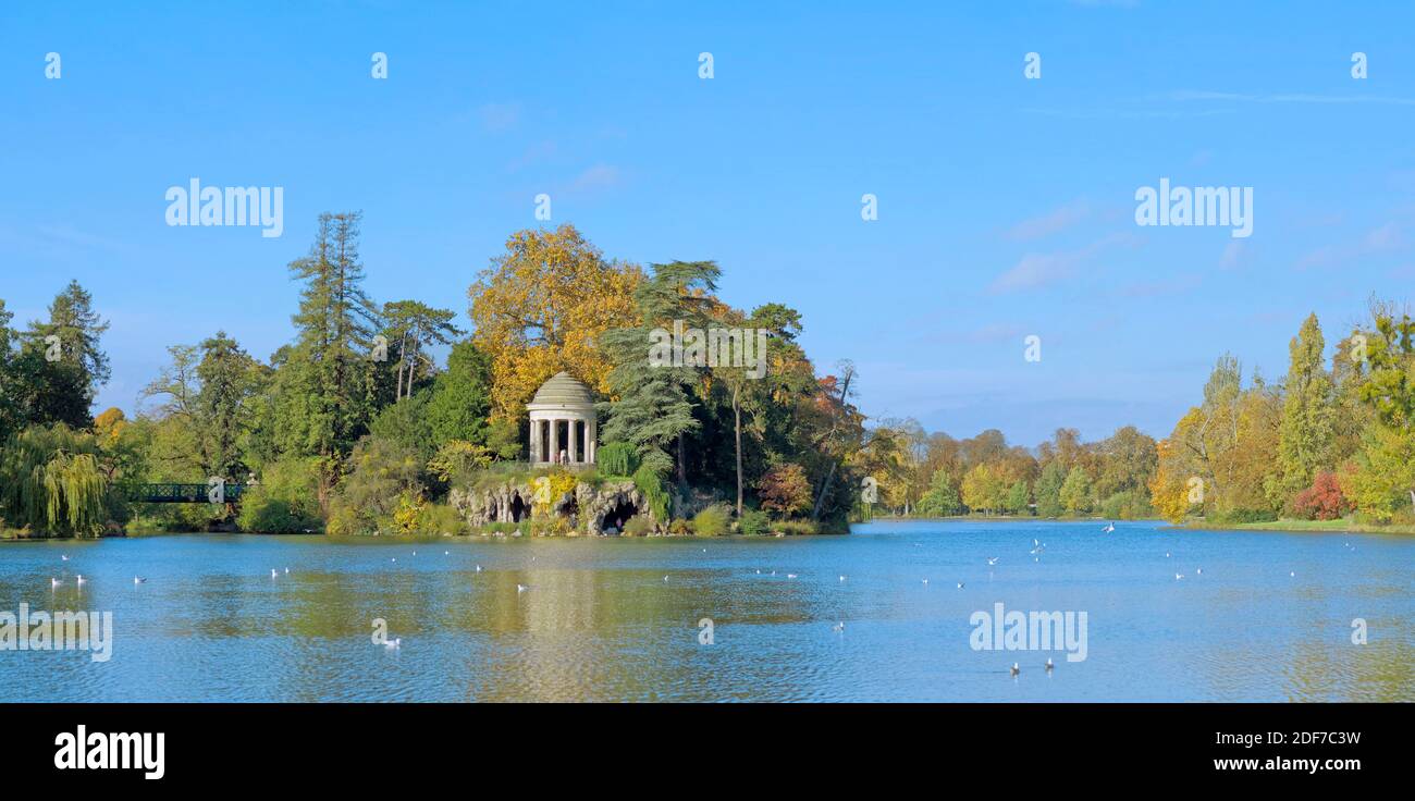 France, Paris, the Bois de Vincennes in autumn, Lake Daumesnil Stock ...