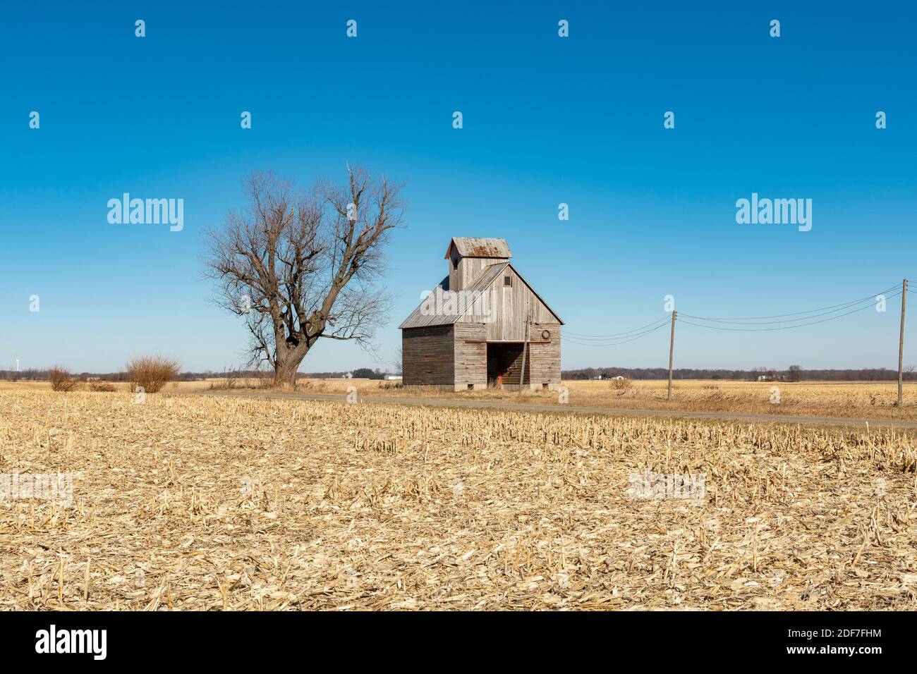 Corn crib barn hi-res stock photography and images - Alamy