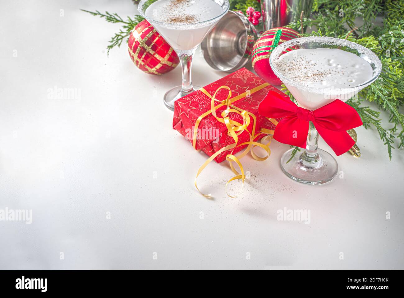 Christmas white martini drink Snow white daiquiri, Christmas New Year ...