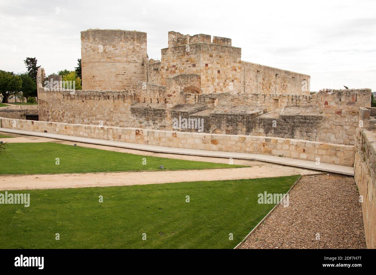 Romanesque hi-res stock photography and images - Alamy