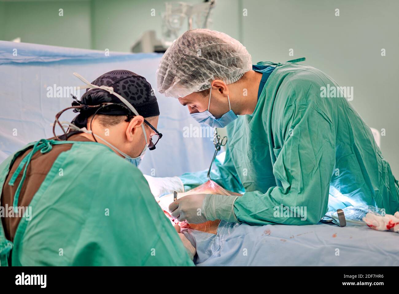 Surgeon Inserting Tube Into Patient During Surgery Stock Photo - Alamy
