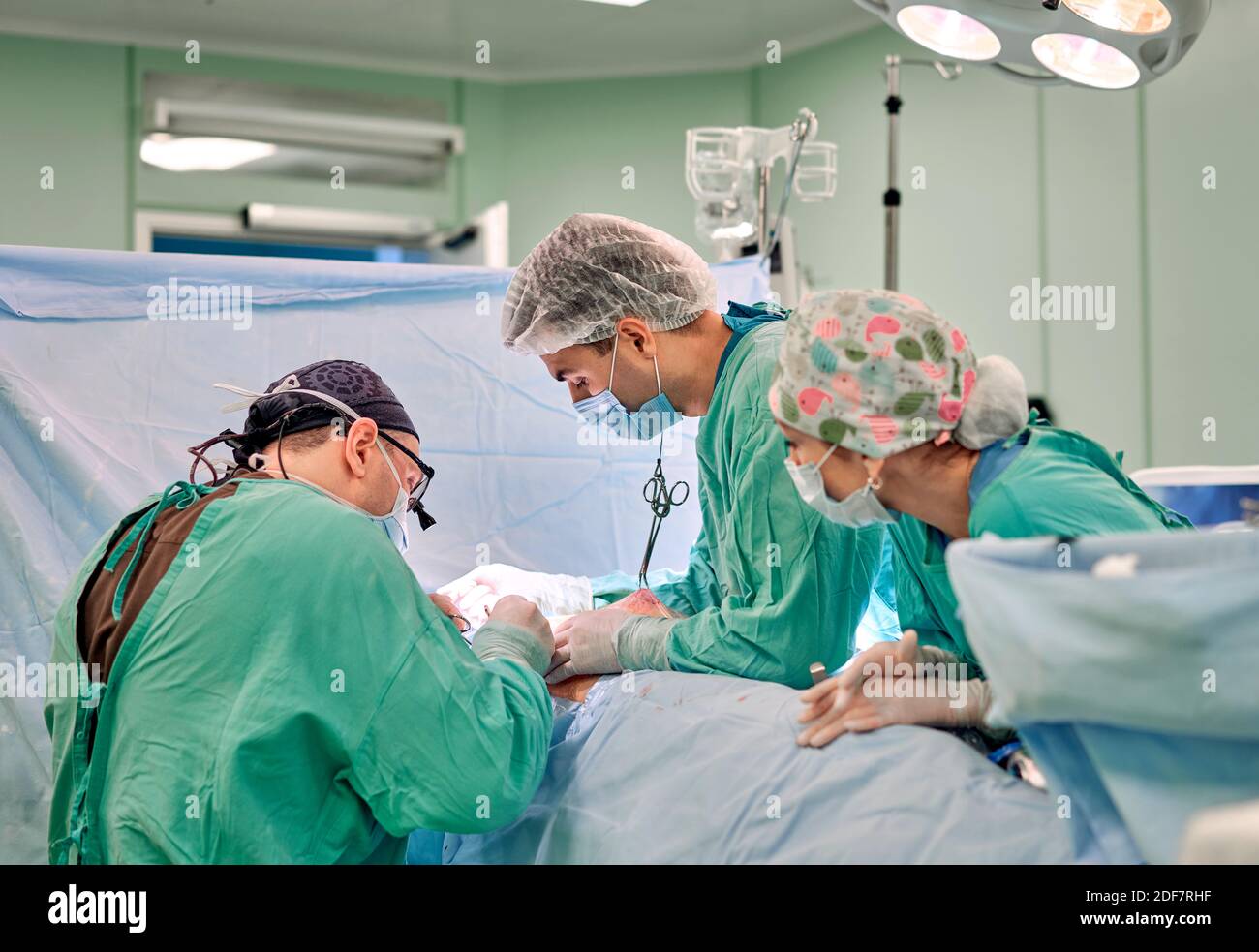 Surgeon Inserting Tube Into Patient During Surgery Stock Photo - Alamy
