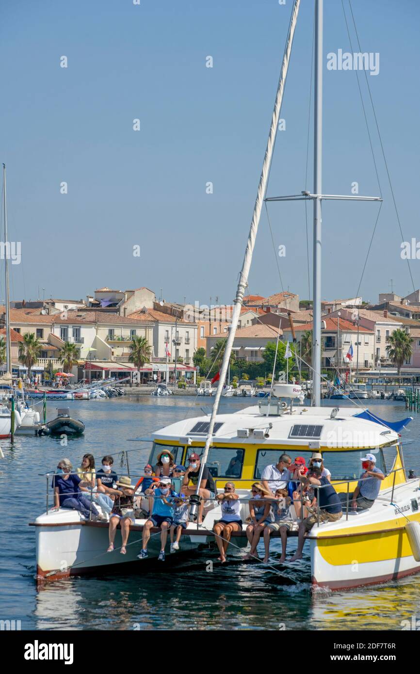 France, Herault, Thau lagoon, Meze, marina, vacationers on a tourist ...