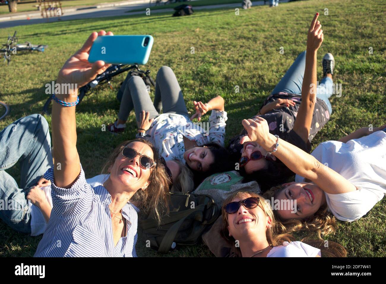 Group of friends enjoying hi-res stock photography and images - Alamy